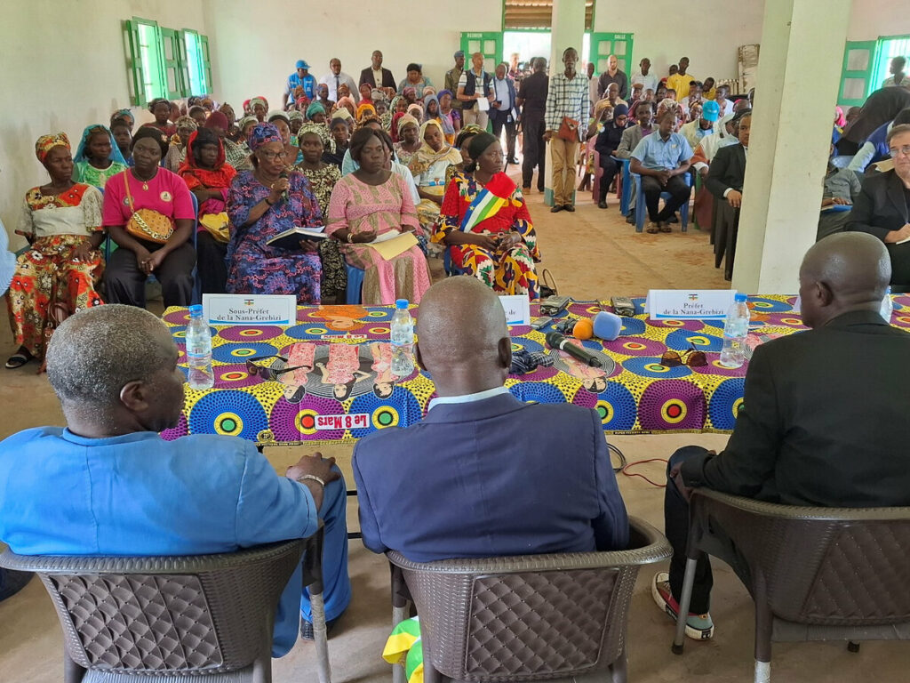 Members Of The Diplomatic Corps Visiting Kaga-Bandoro Commend The Work ...